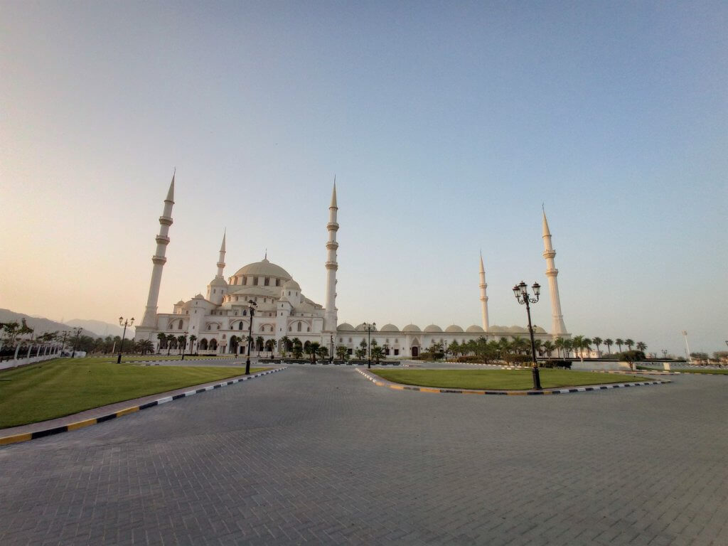 Sheikh Zayed Grand Mosque, Fujairah—How to Visit as a Non-Muslim • Mind ...