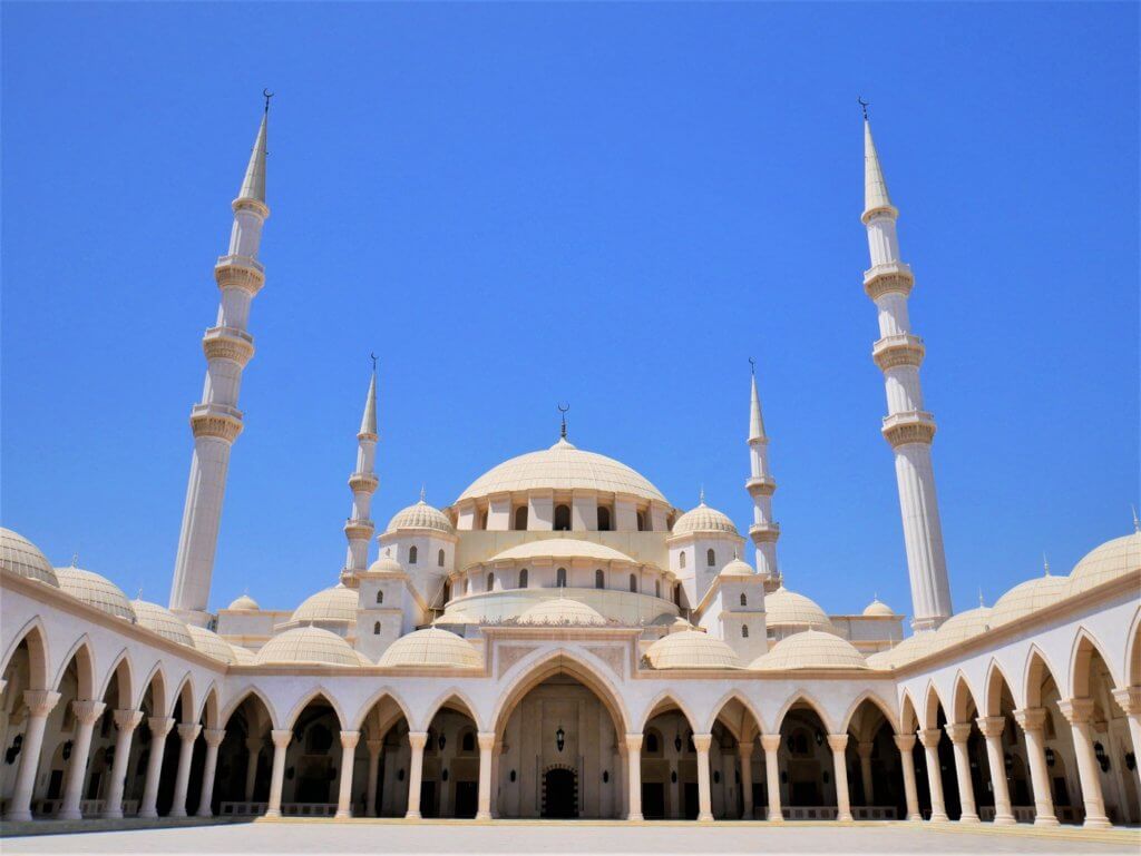 Sheikh Zayed Grand Mosque, Fujairah—How to Visit as a Non-Muslim • Mind ...